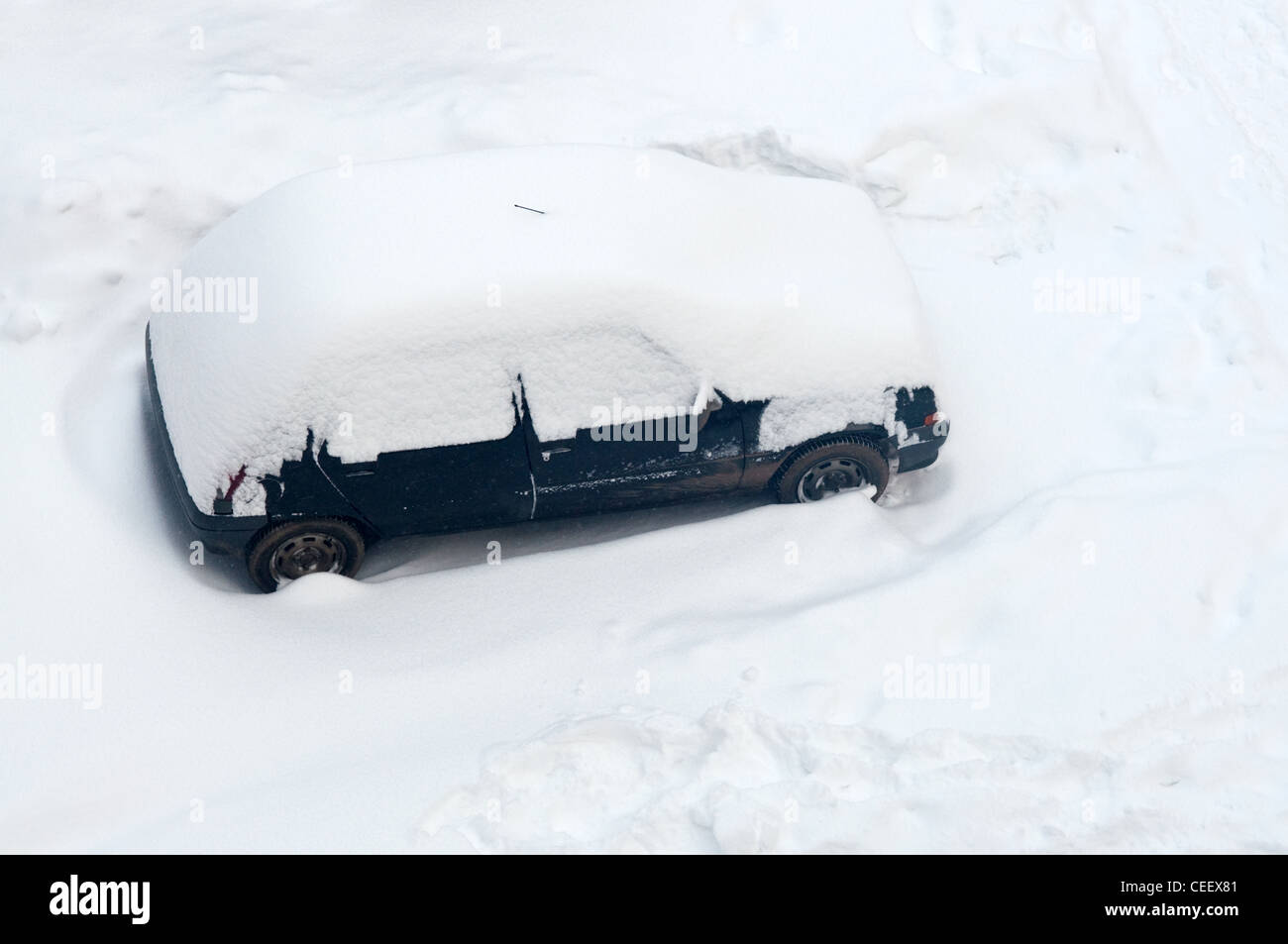 Car covered with snow in the winter blizzard Stock Photo - Alamy