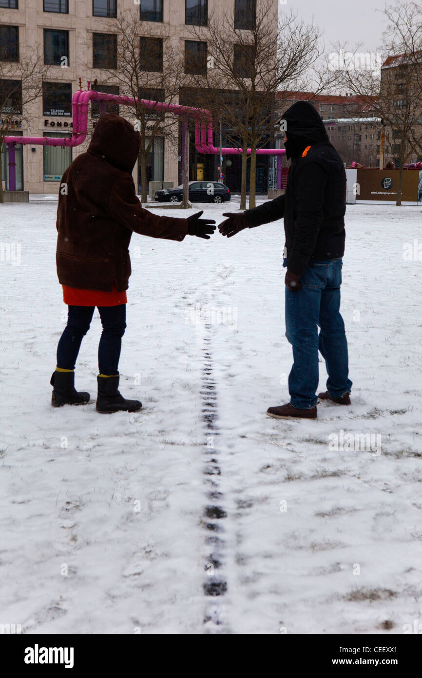 People at the berlin wall hi-res stock photography and images - Alamy