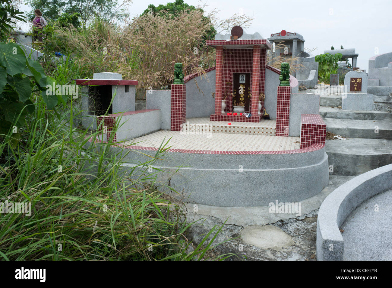 dh PENG CHAU ISLAND HONG KONG Mosaic tiled Chinese grave with foo dogs ...