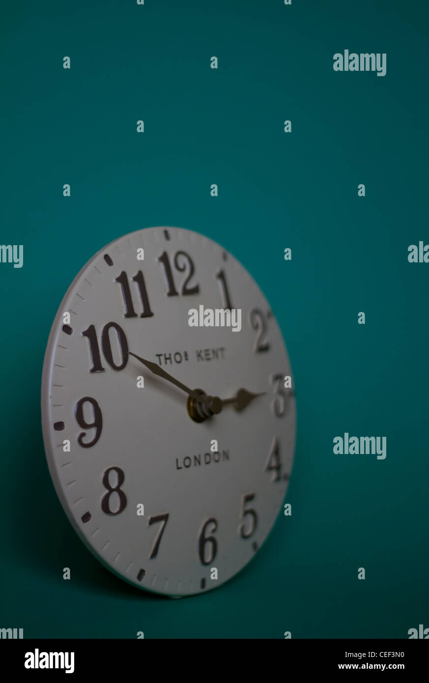 An old-fashioned analogue clock showing 10 to 3 Stock Photo - Alamy