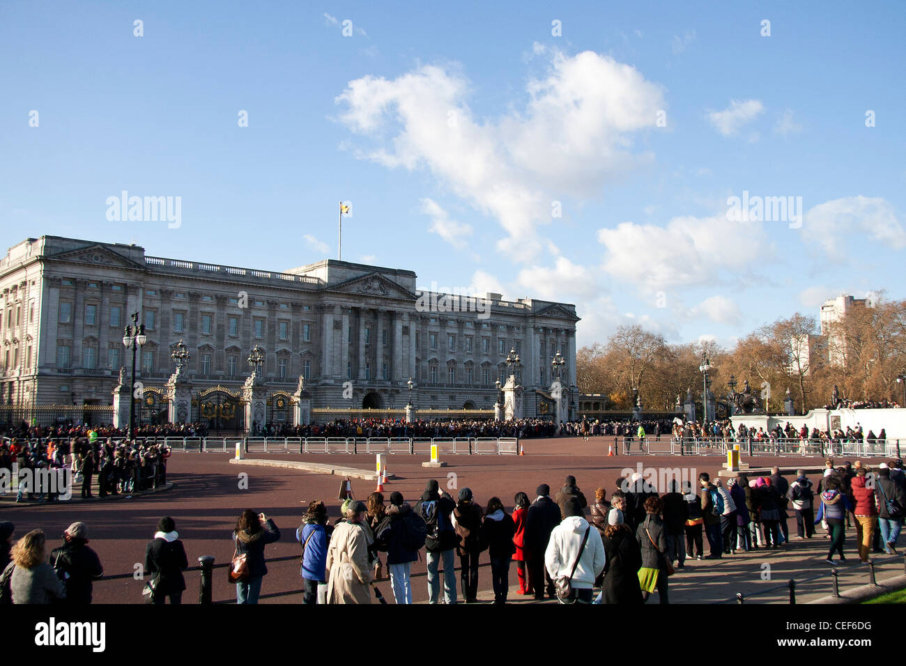 Buckingham palace crowd hi-res stock photography and images - Alamy
