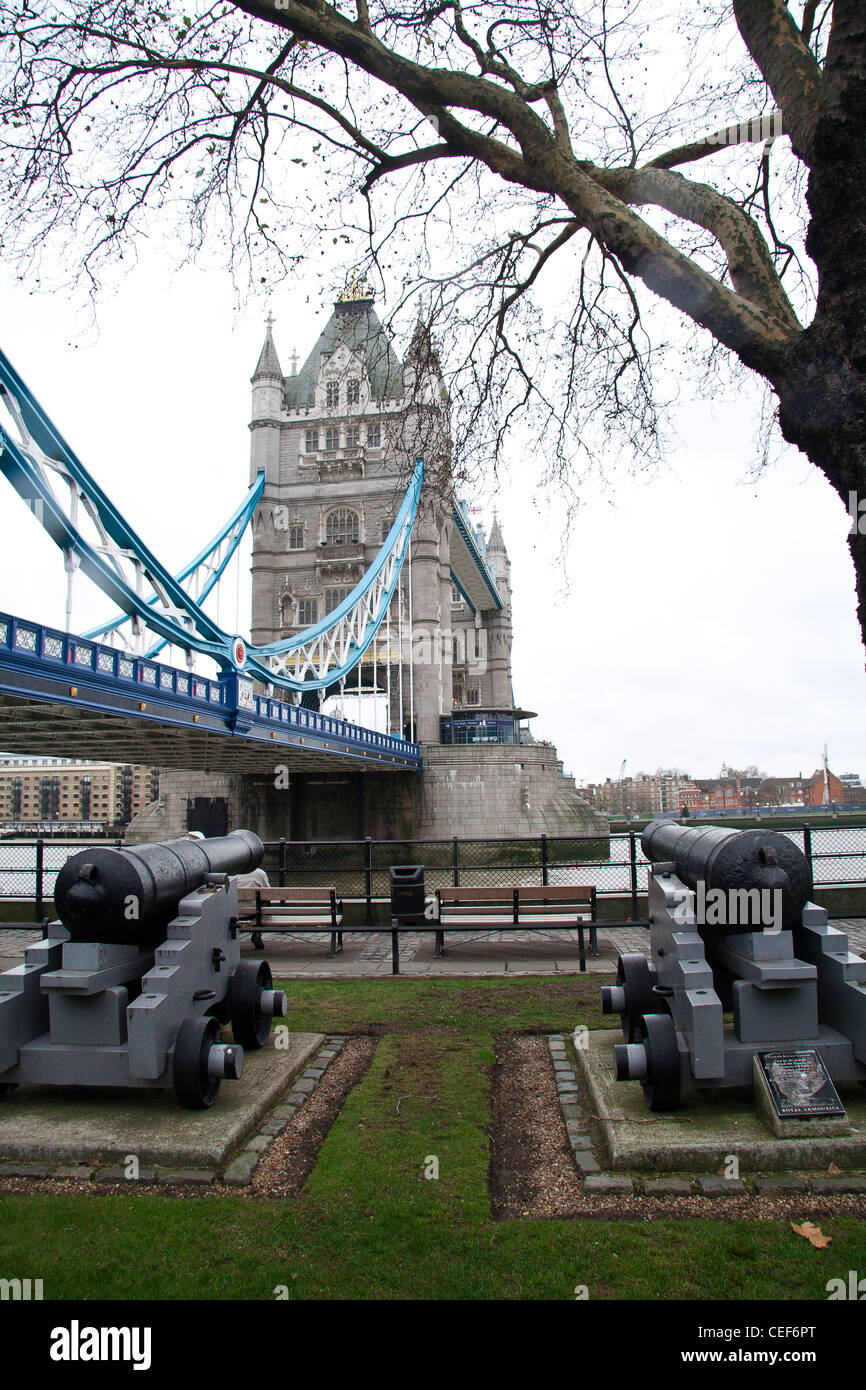 Cannons pointing towards Tower Bridge Stock Photo - Alamy