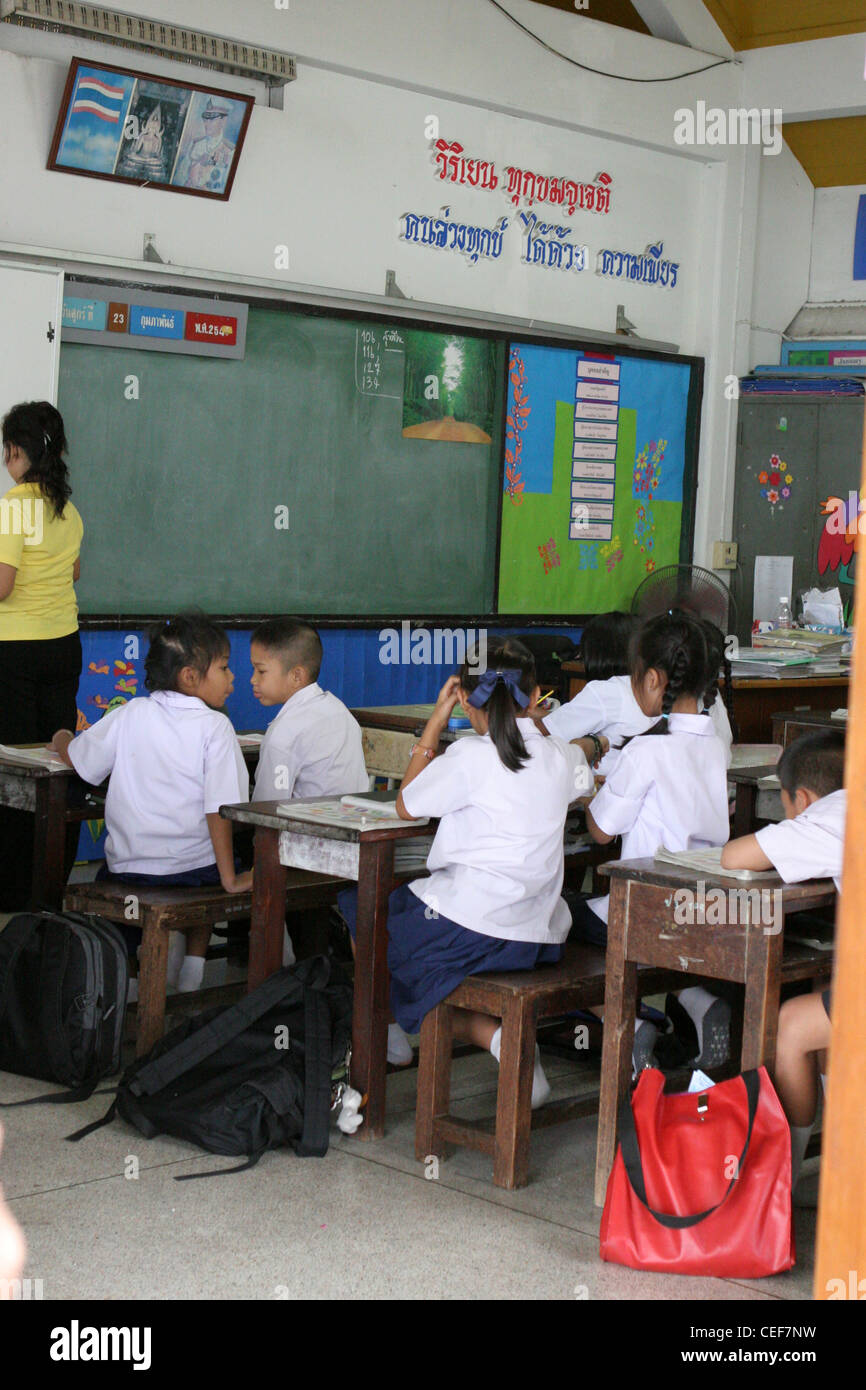 Bangkok thailand thai school boys hi-res stock photography and images ...