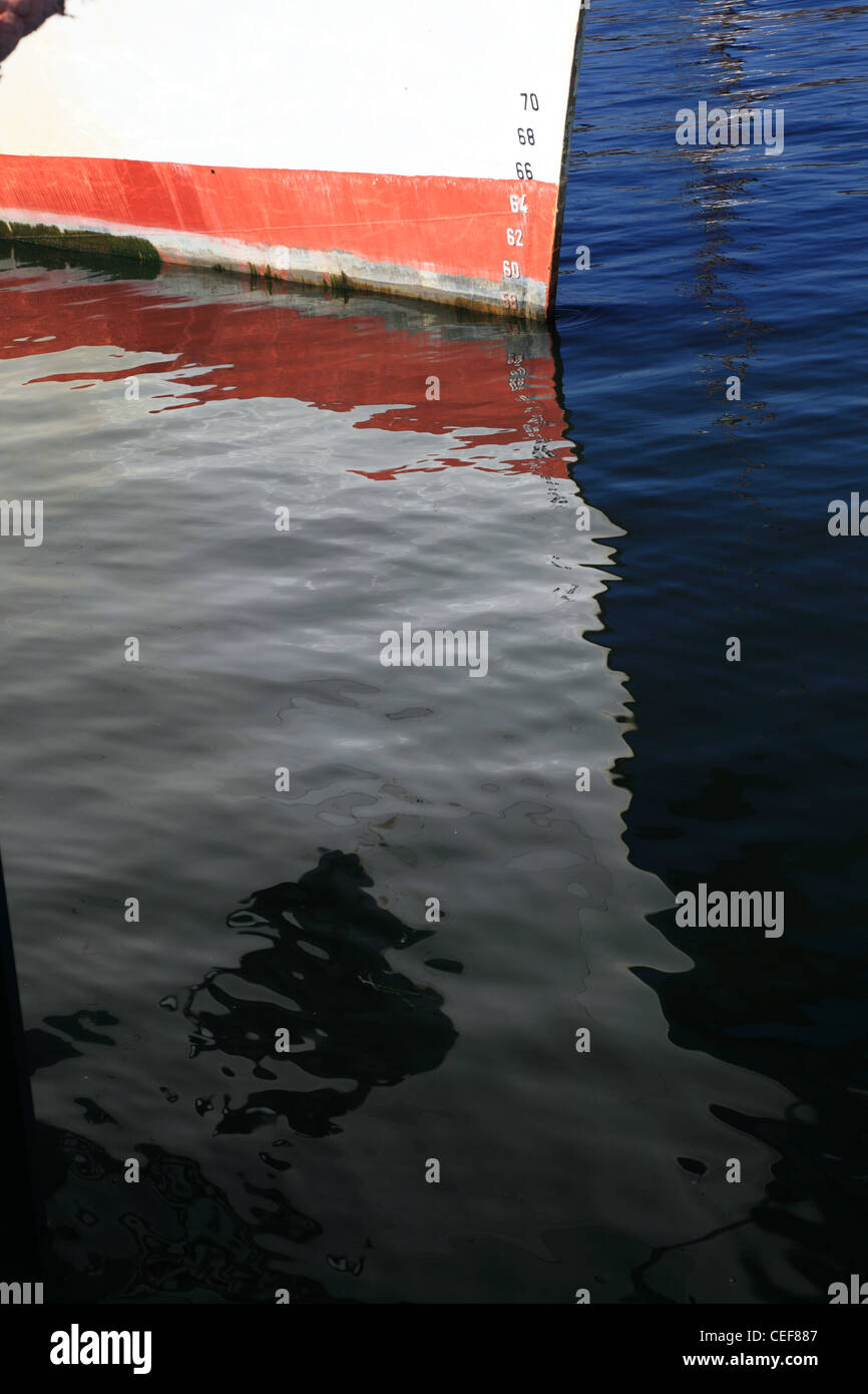Ship hull depth markings hi-res stock photography and images - Alamy