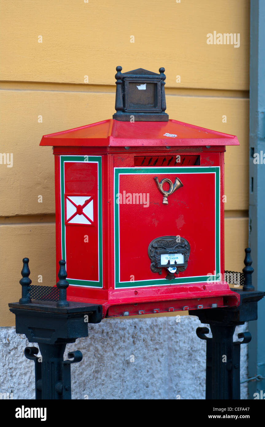 Red mailbox hi-res stock photography and images - Alamy
