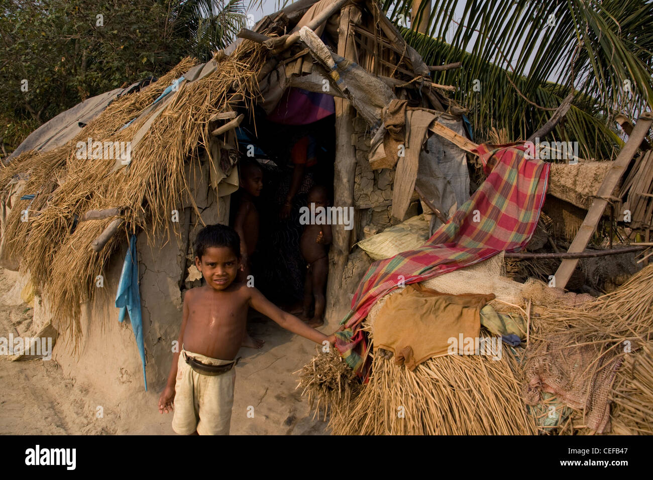 Poverty shack india family hi-res stock photography and images - Alamy