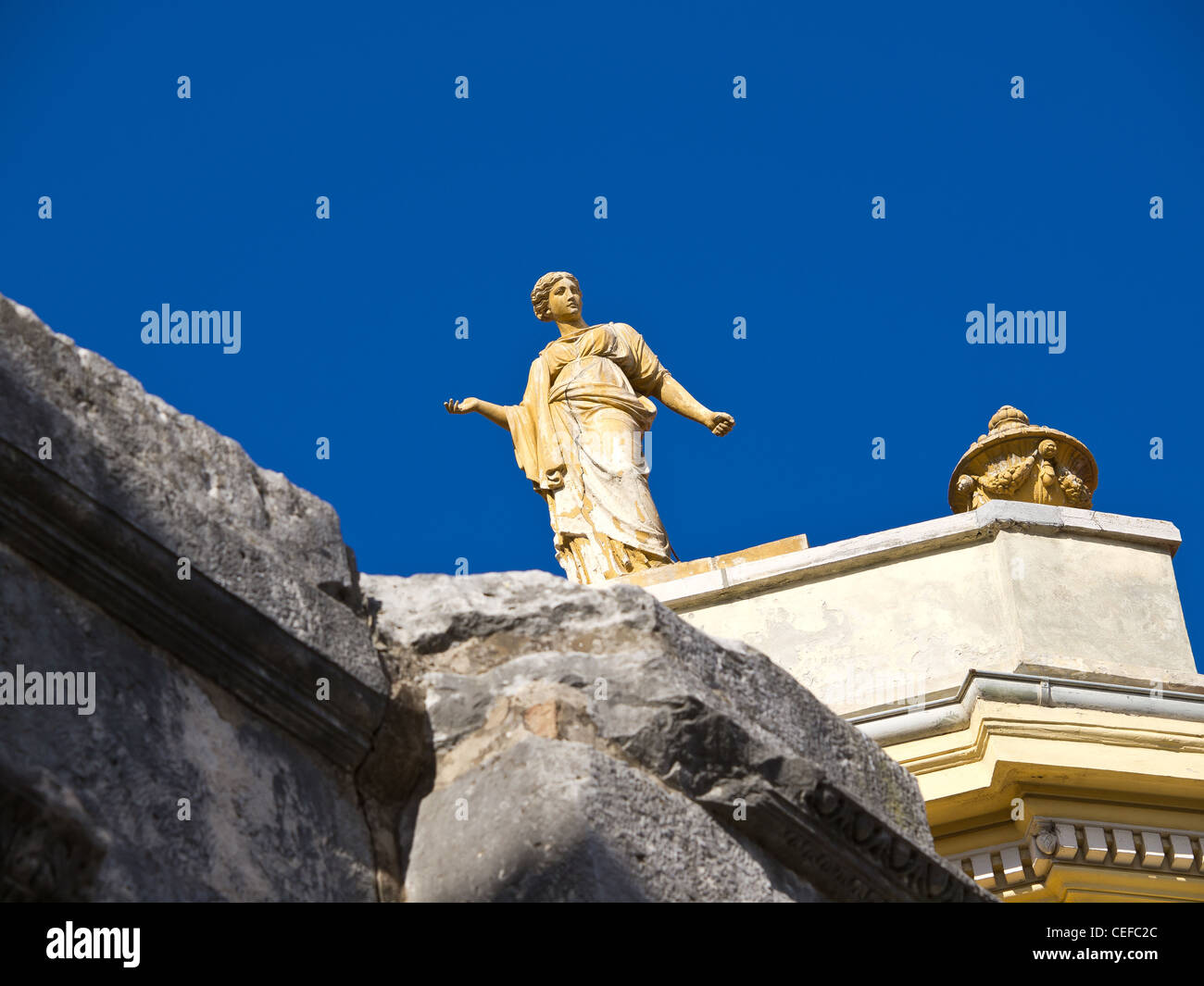 roman statue on the front of the house Stock Photo - Alamy