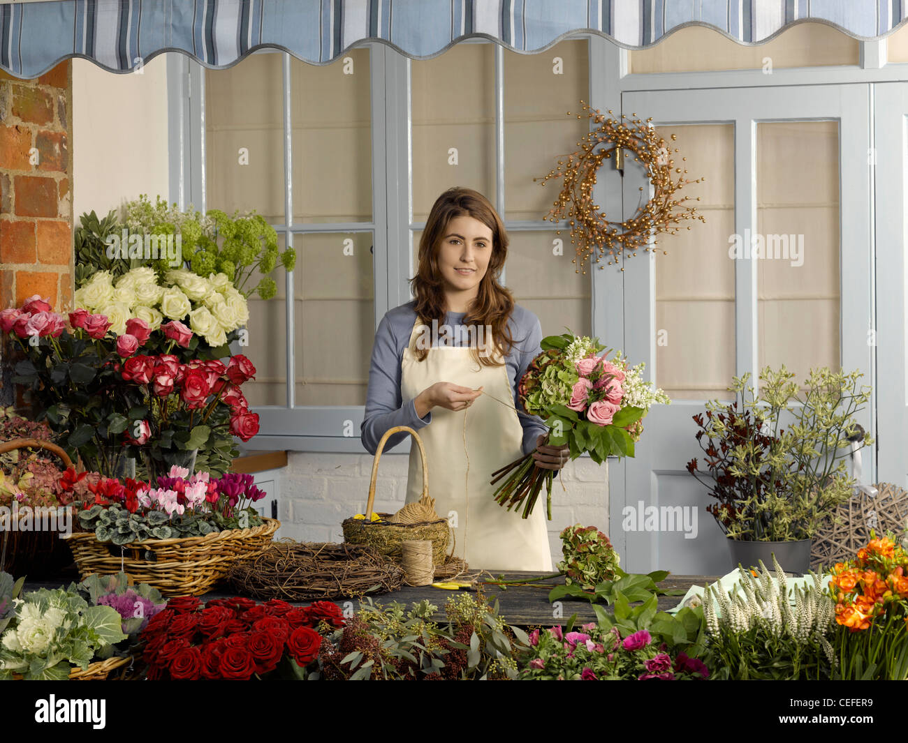 Florist arranging bouquet in shop Stock Photo - Alamy