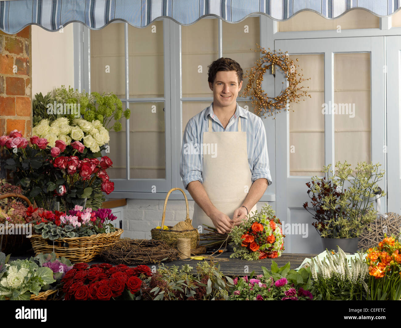 Florist arranging bouquet in shop Stock Photo - Alamy