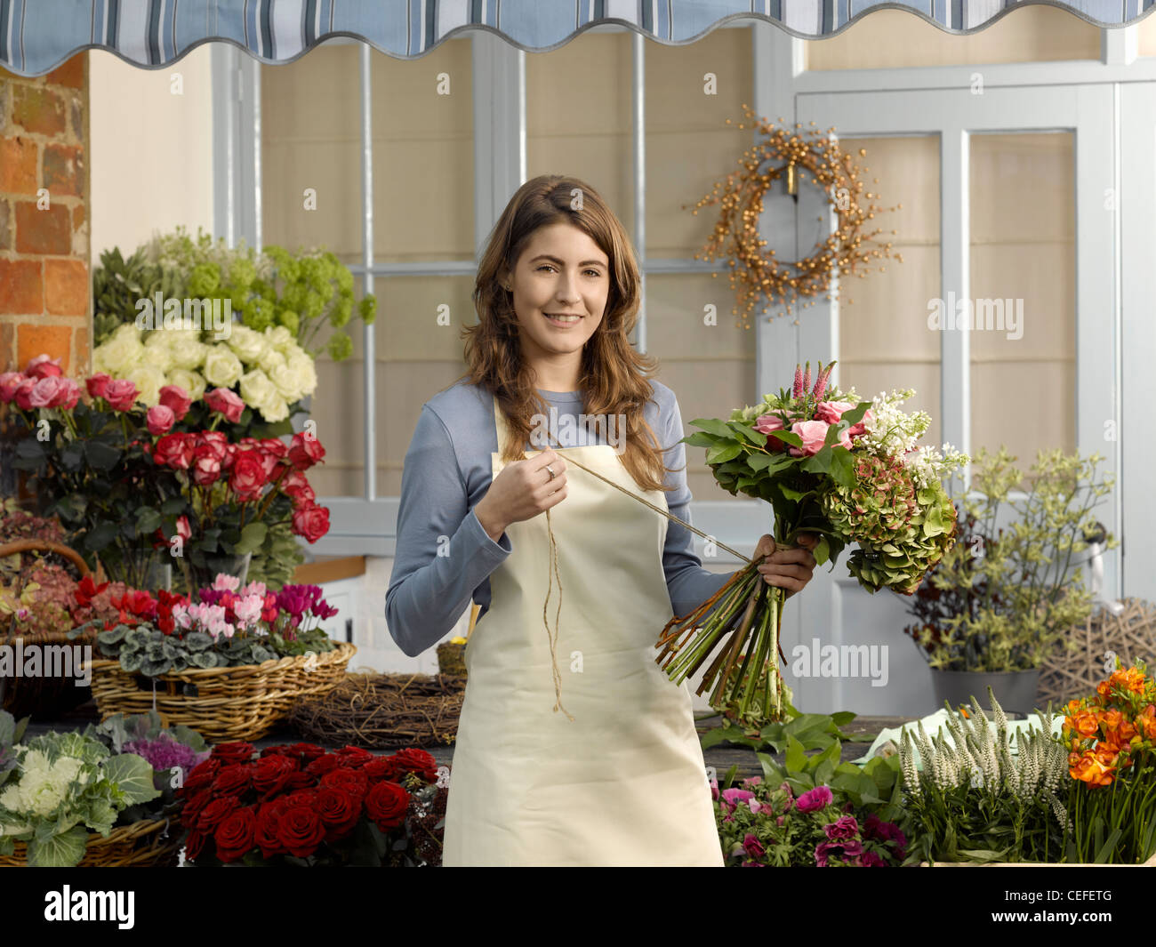 Florist arranging bouquet in shop Stock Photo - Alamy