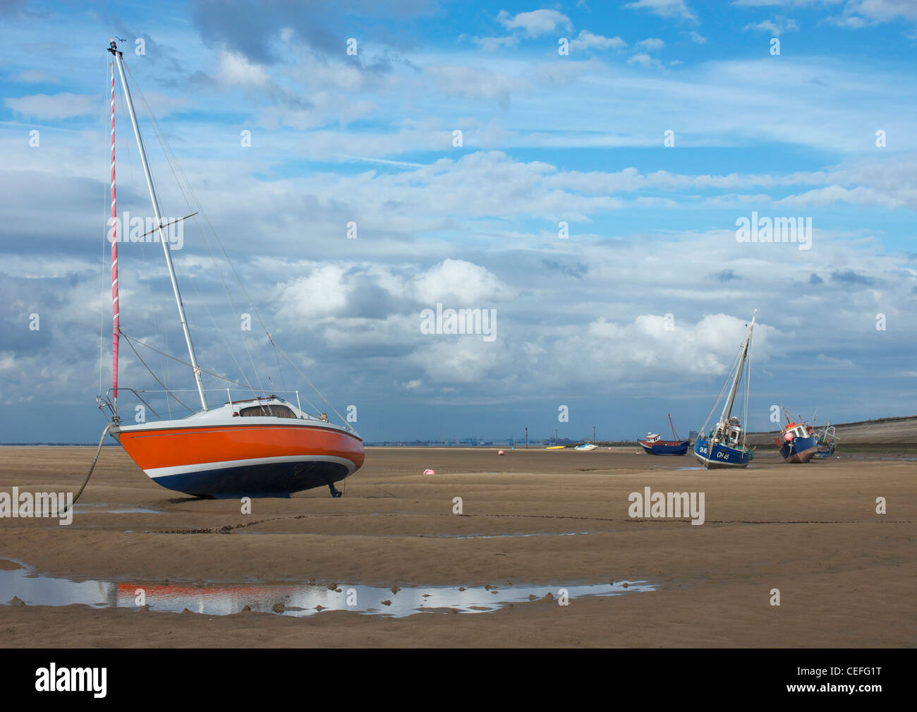 Stranded yacht hi-res stock photography and images - Alamy