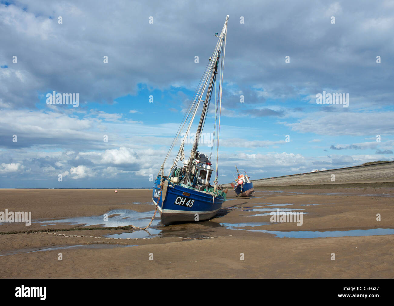Yachts beached at low tide hi-res stock photography and images - Alamy