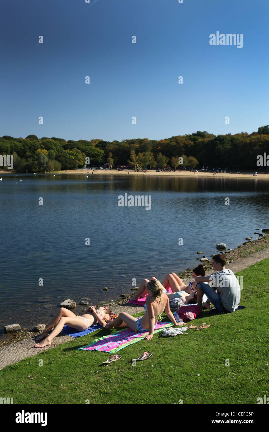 Teen girls sunbathing hi-res stock photography and images - Alamy