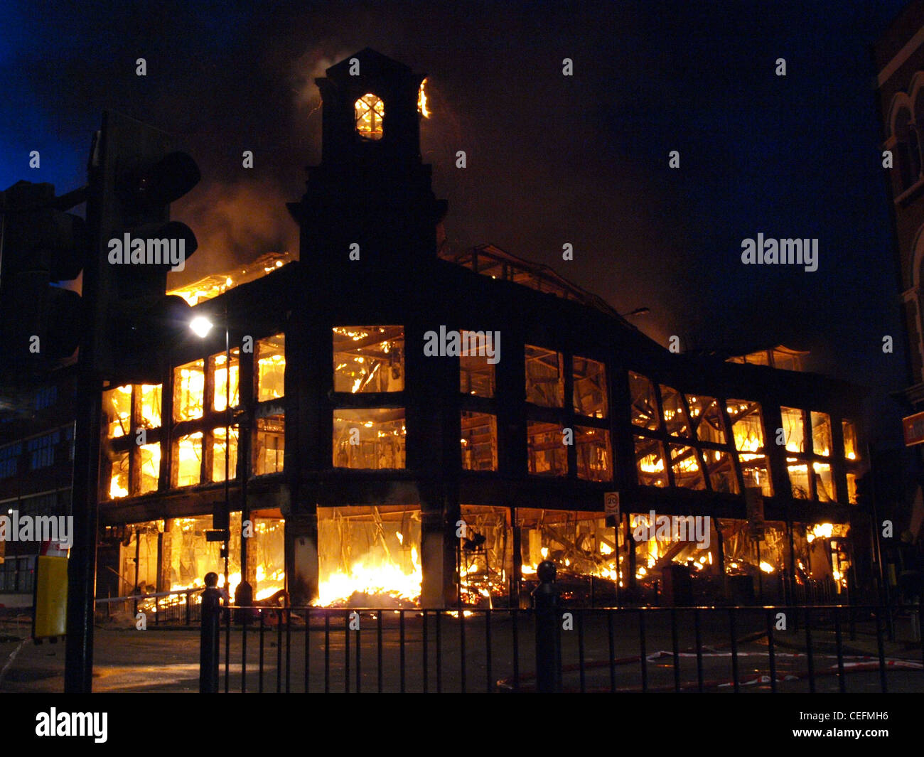 London riot fire hi-res stock photography and images - Alamy