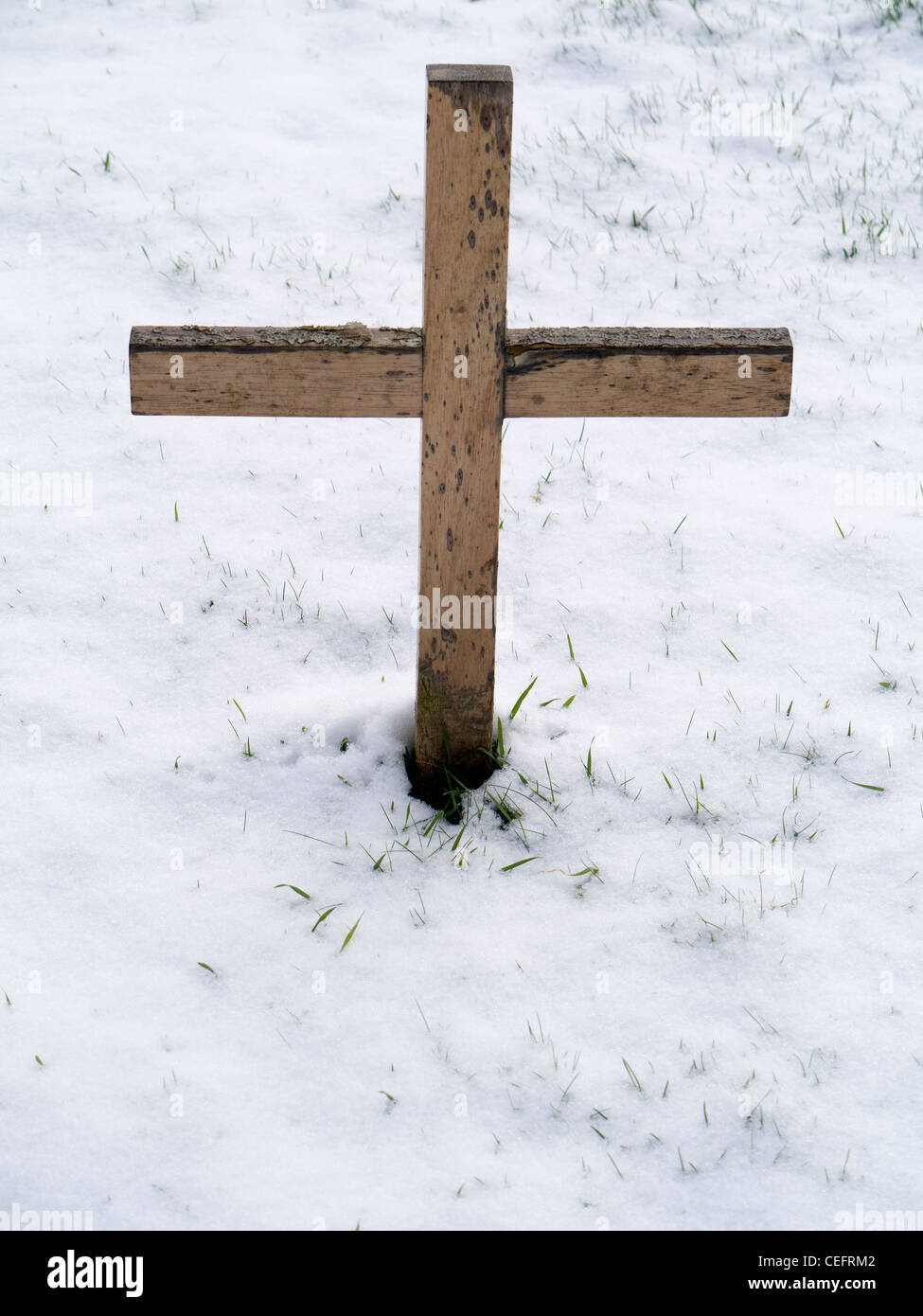 Lonely cross in the snows, Radley Village church graveyard Stock Photo ...
