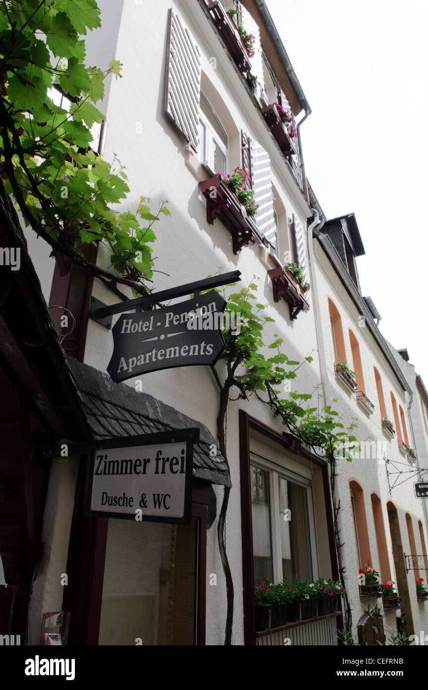 Zimmer frei signs offering guestrooms hi-res stock photography and ...