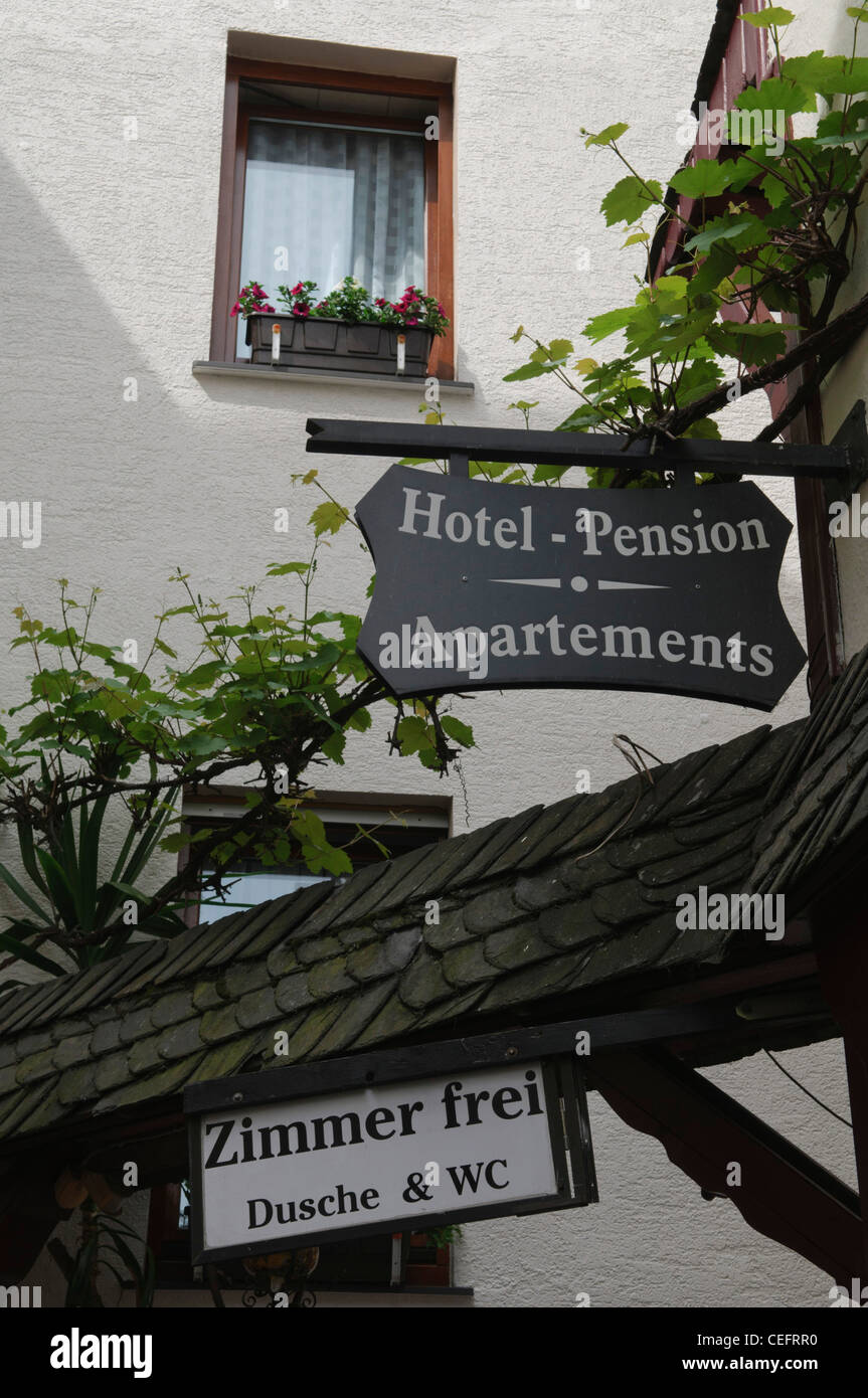 Zimmer frei signs offering guestrooms hi-res stock photography and ...