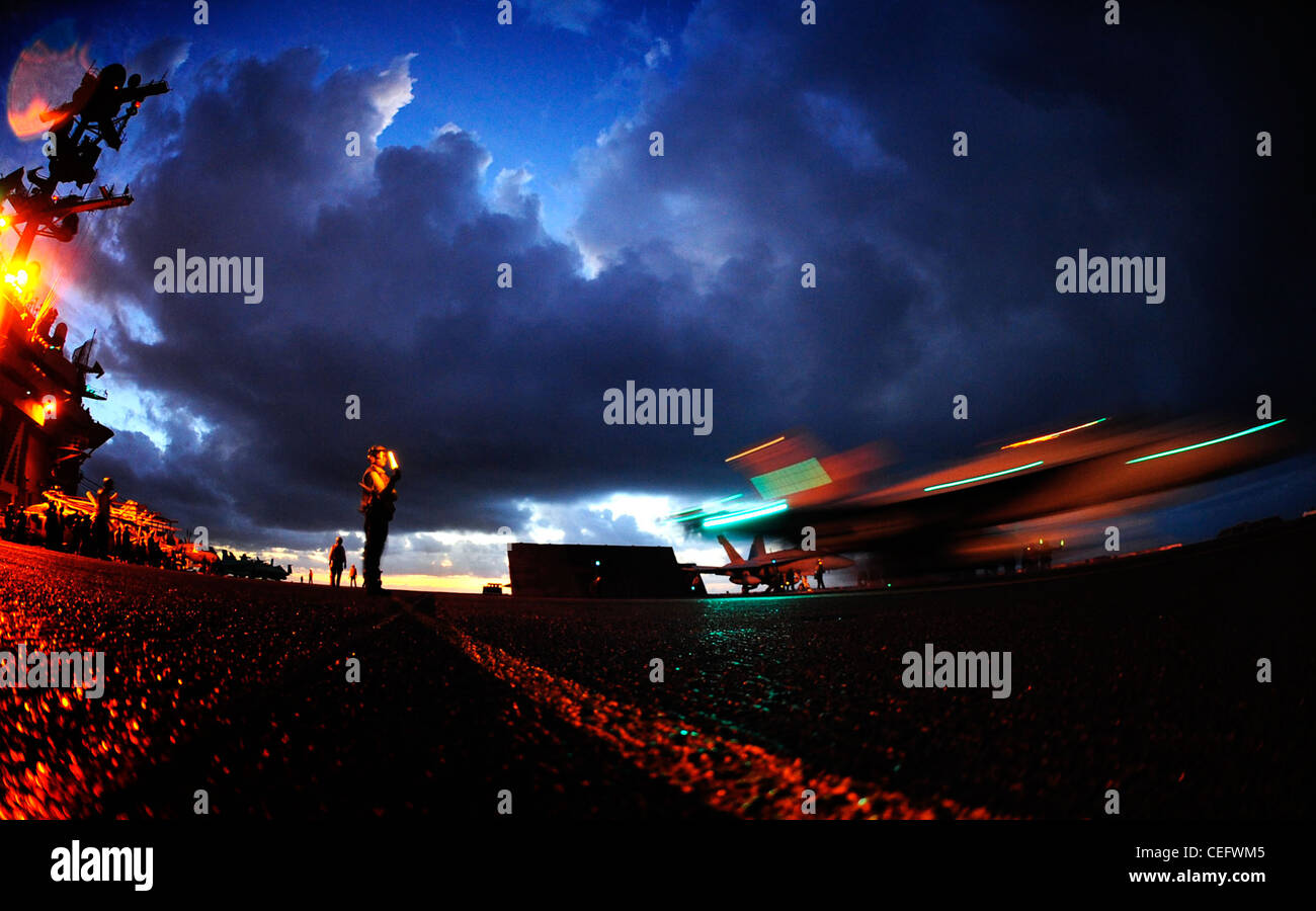 Aviation boatswains mate handling 3rd class andrew runge hi-res stock ...