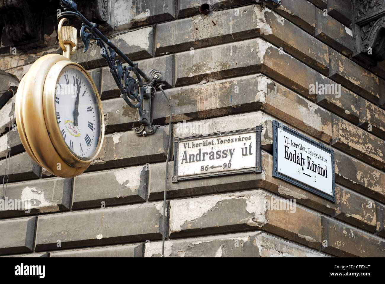 Old street corner clock hi-res stock photography and images - Alamy