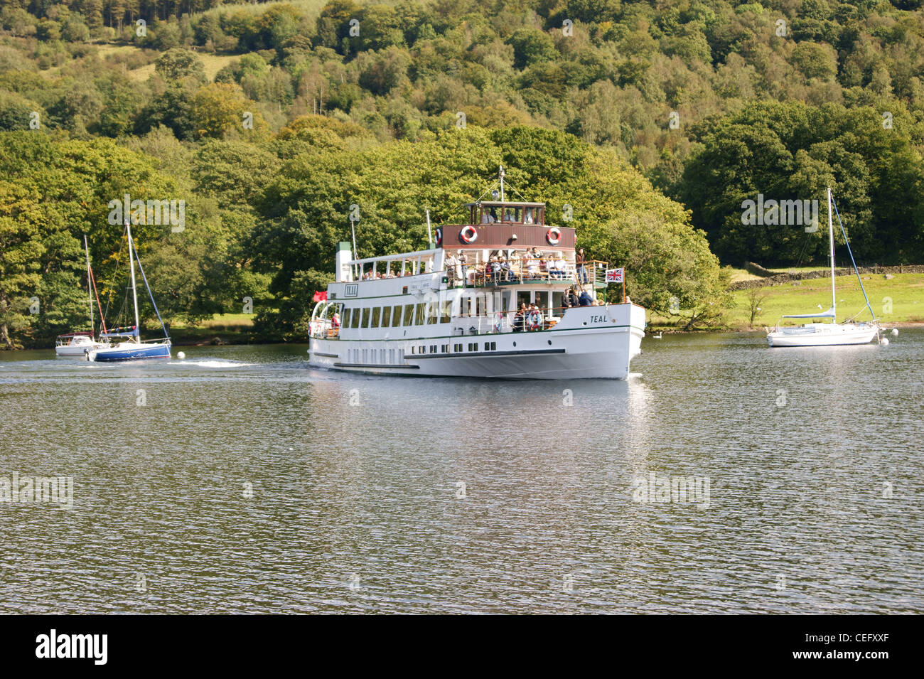 boat arriving at Lakeside with happy tourists Stock Photo - Alamy