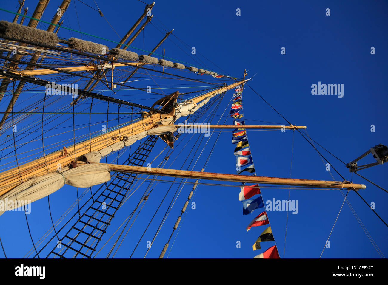 Old Ship tackles on the frigate Stock Photo - Alamy