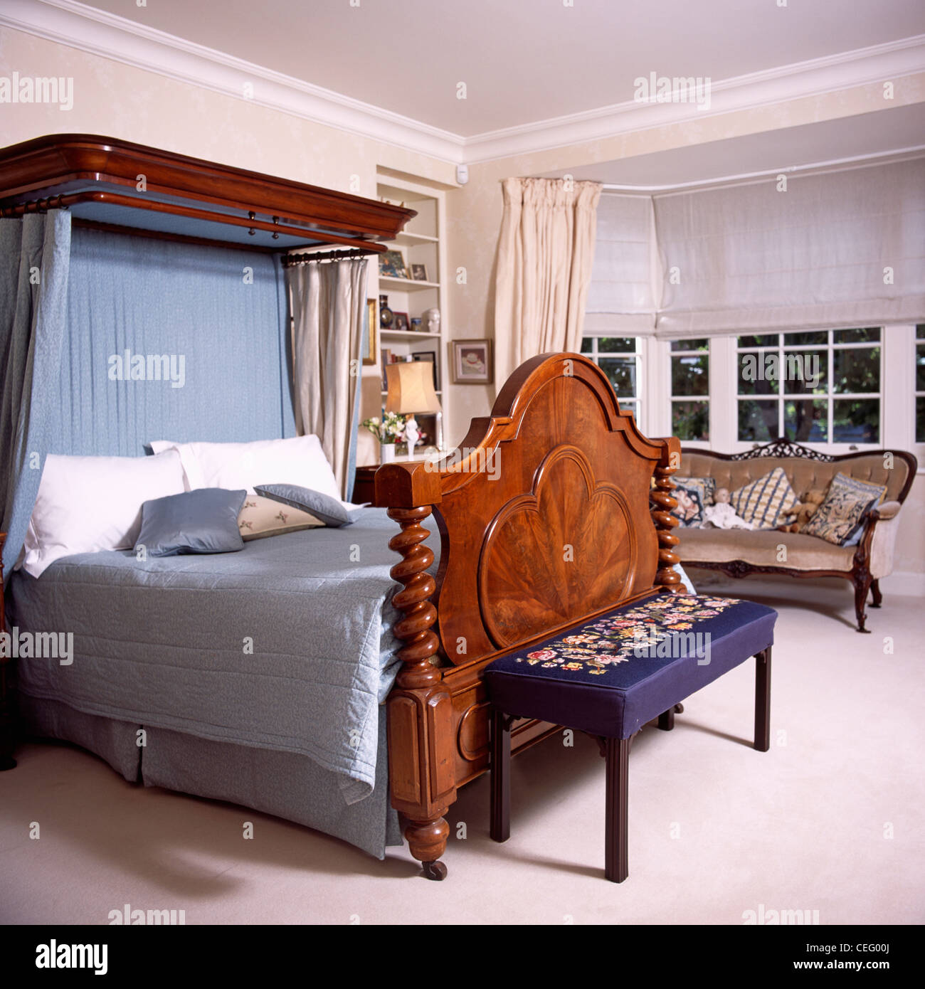 Half tester bed hi-res stock photography and images - Alamy