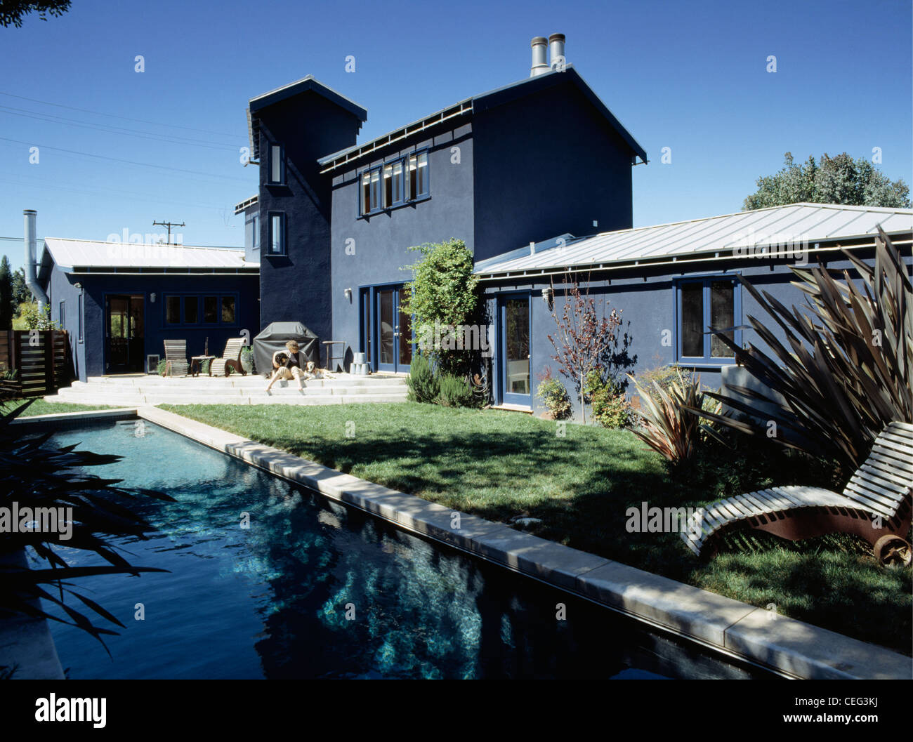 Swimming pool in garden of modern house in California Stock Photo - Alamy