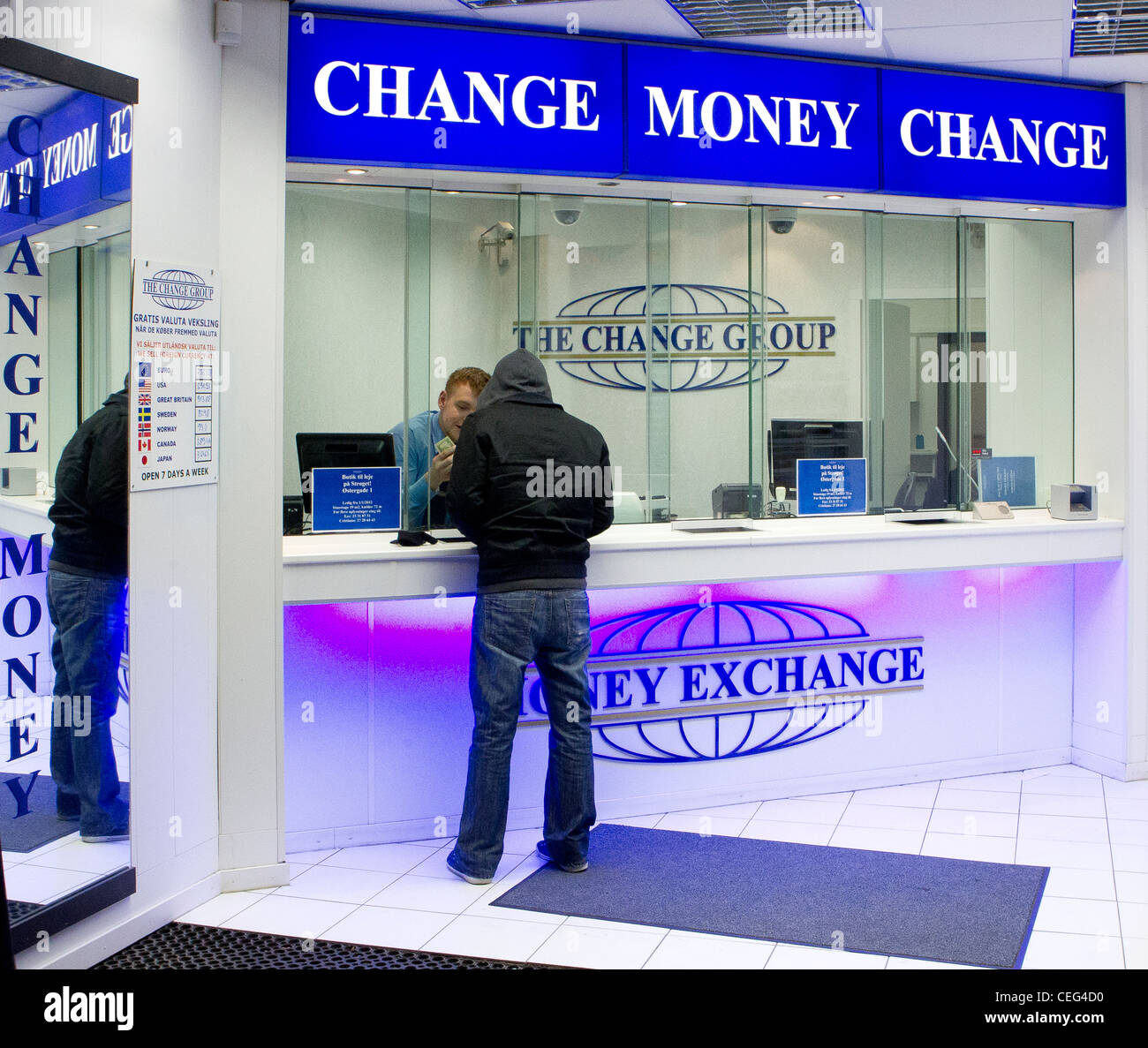 Men exchanging money hi-res stock photography and images - Alamy