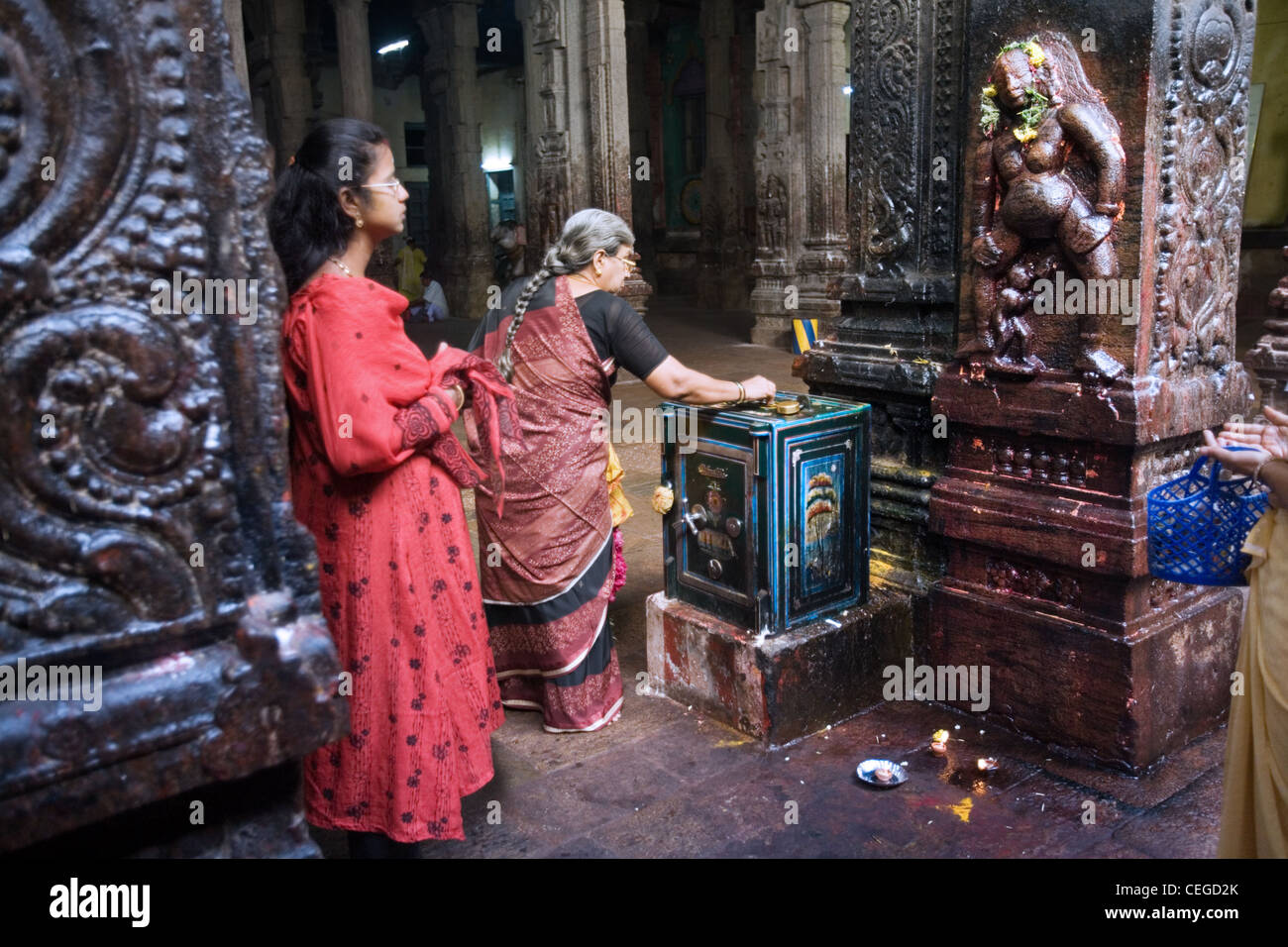 Meenakshi Sundareswarar Temple or Meenakshi Amman Temple or Tiru-alavai ...
