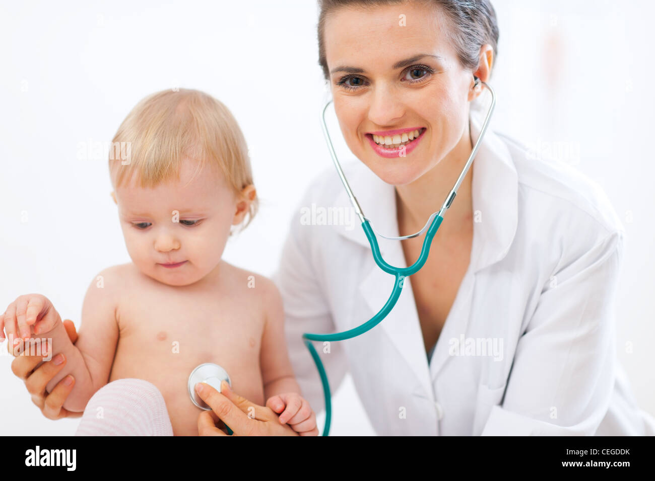 Pediatric doctor examine kid using stethoscope Stock Photo - Alamy