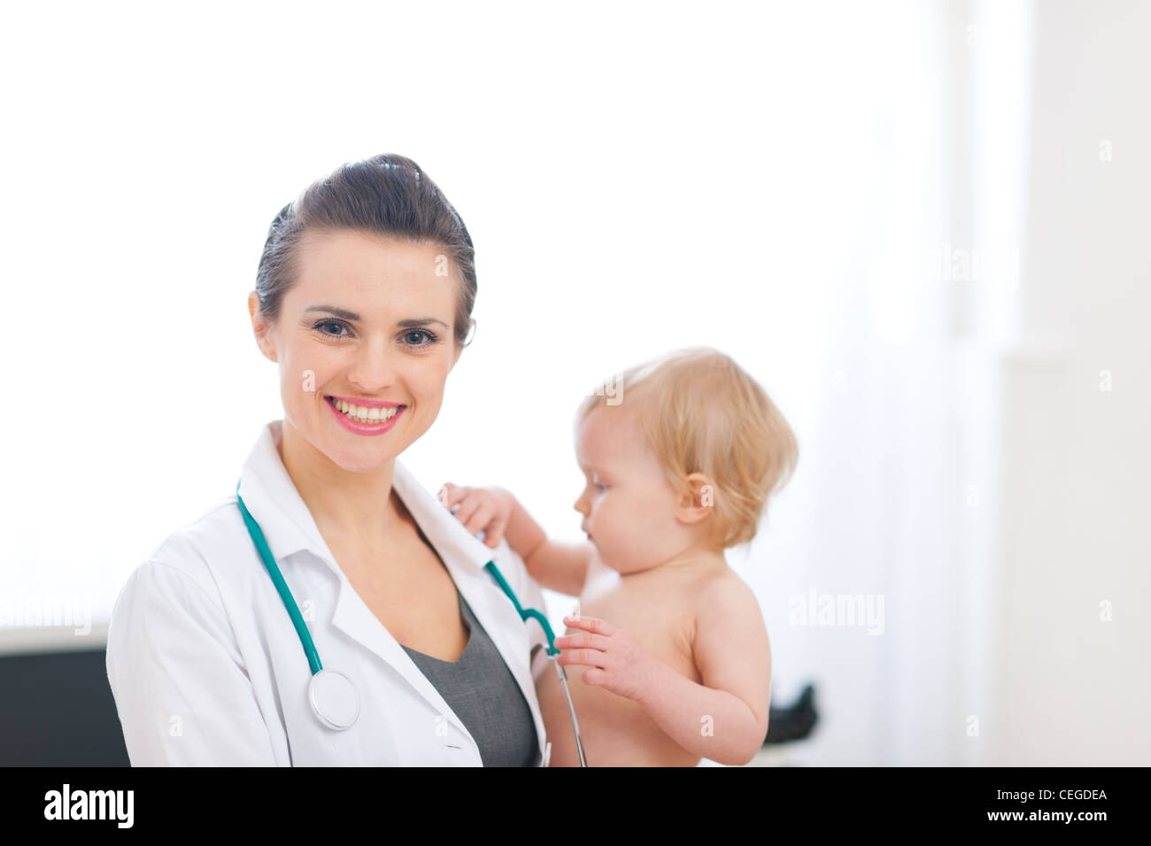 Portrait of pediatrician doctor with kid Stock Photo - Alamy
