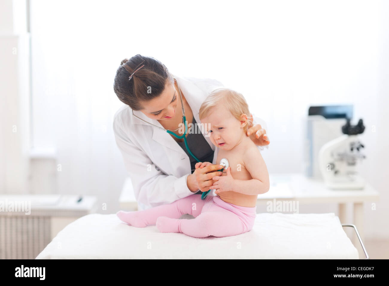 Pediatric doctor examine crying baby Stock Photo - Alamy