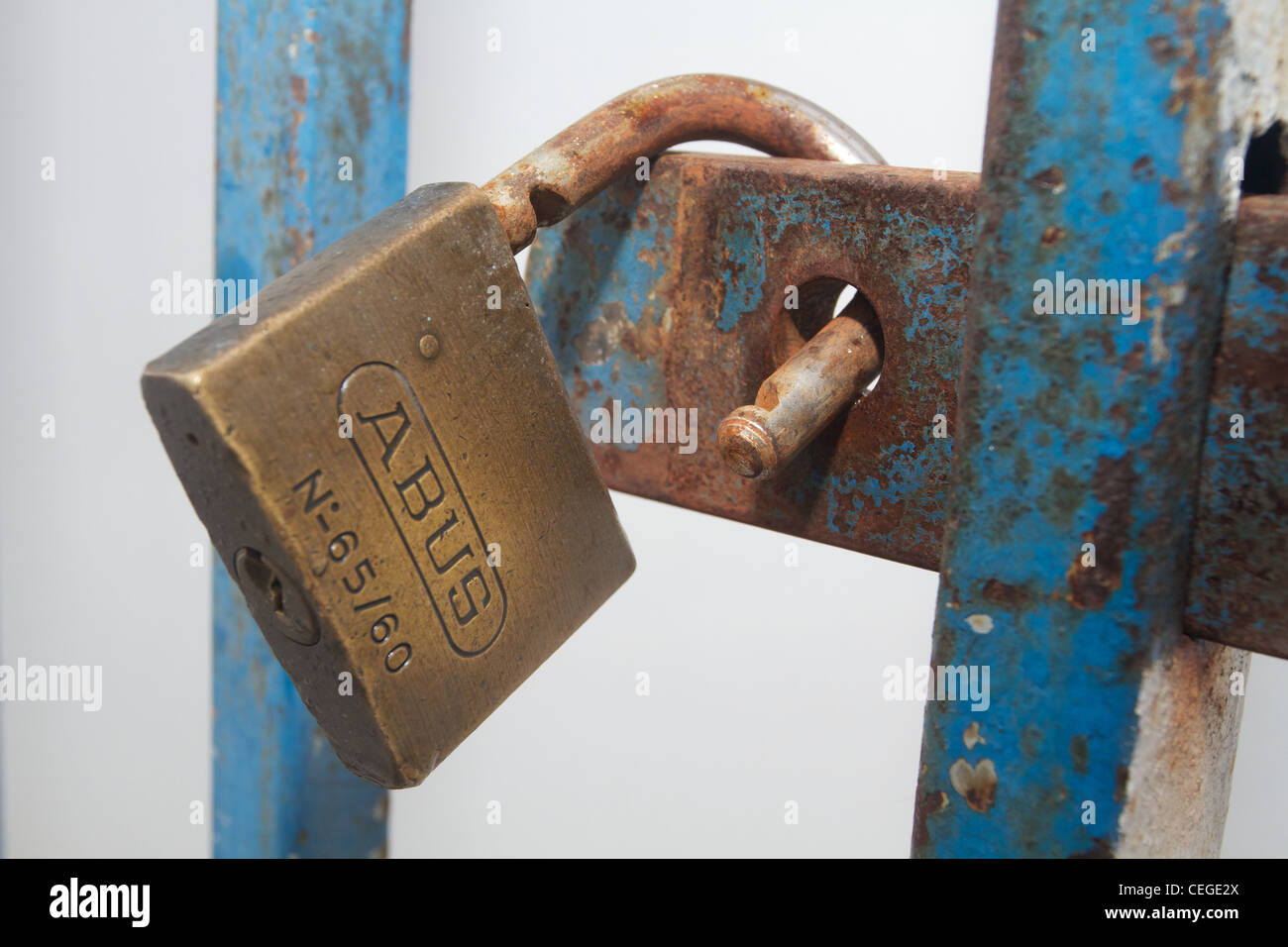 Padlock on gate hi-res stock photography and images - Alamy