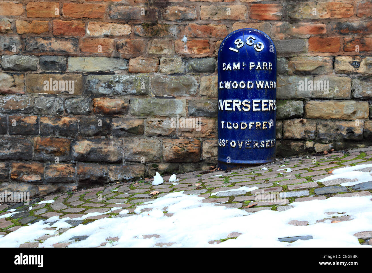 The walls of the castle and sign in Nottingham, Nottinghamshire, East ...