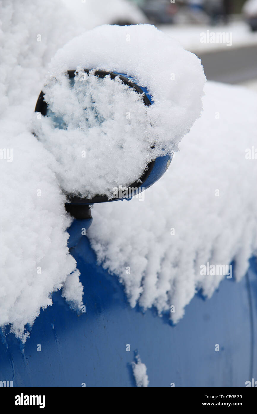 Car bonnet snow covered hi-res stock photography and images - Alamy