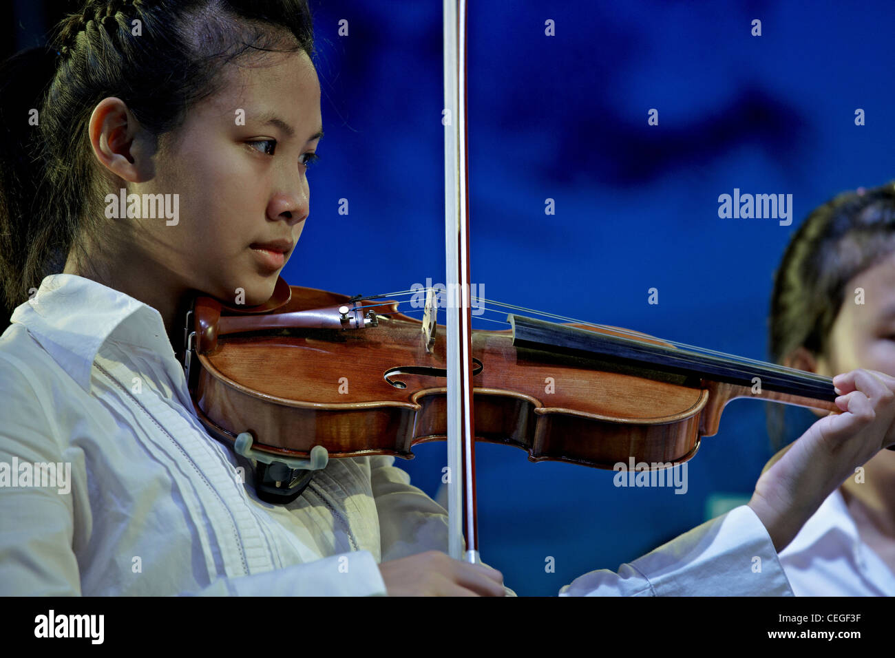 Girl playing violin on stage Stock Photo - Alamy