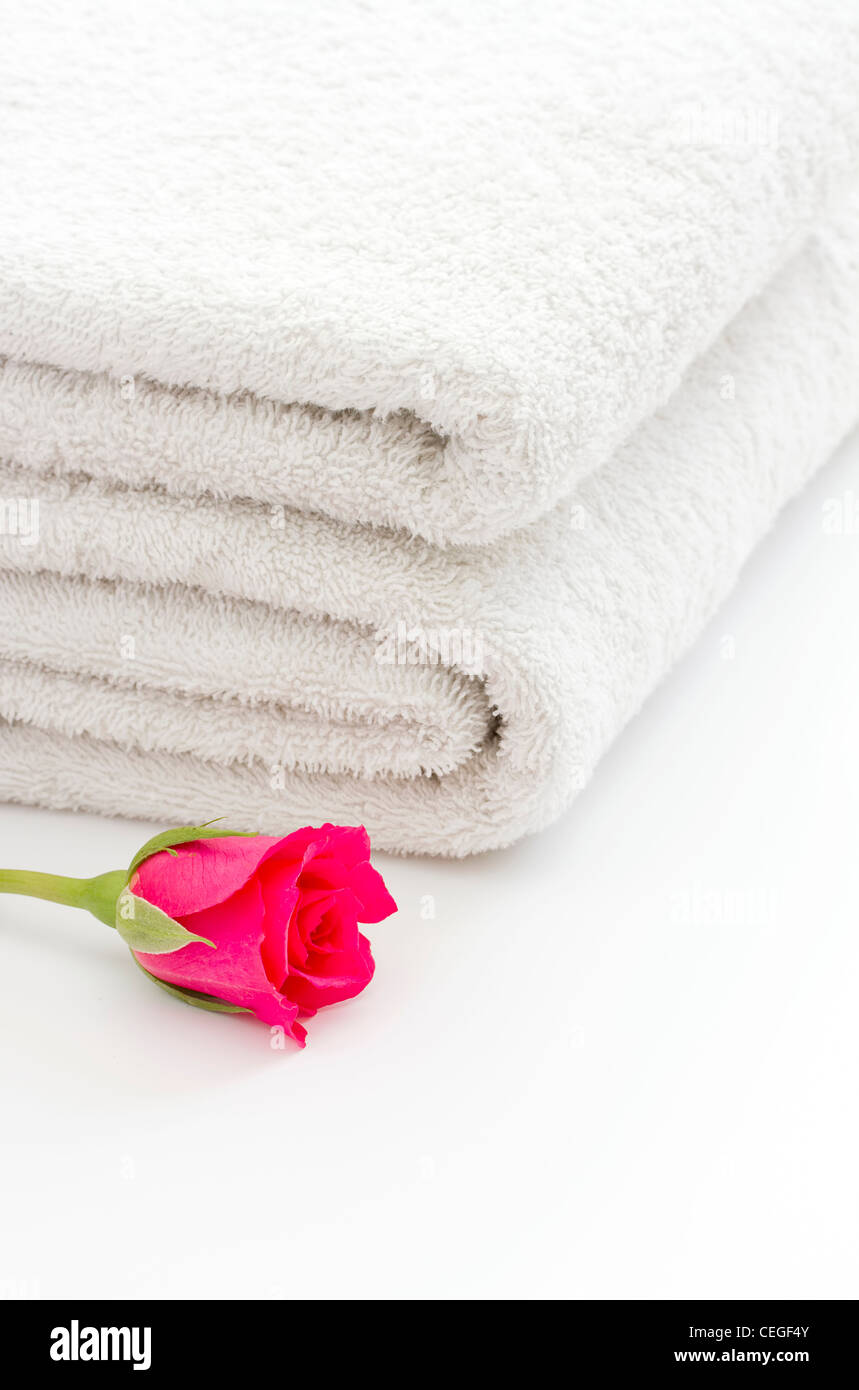 White towels and red rose spa concept Stock Photo - Alamy
