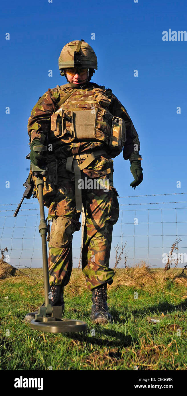 Mine detector british army hi-res stock photography and images - Alamy