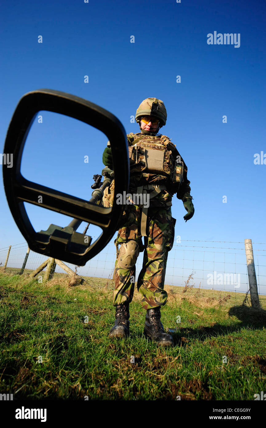 Mine detector british army hi-res stock photography and images - Alamy