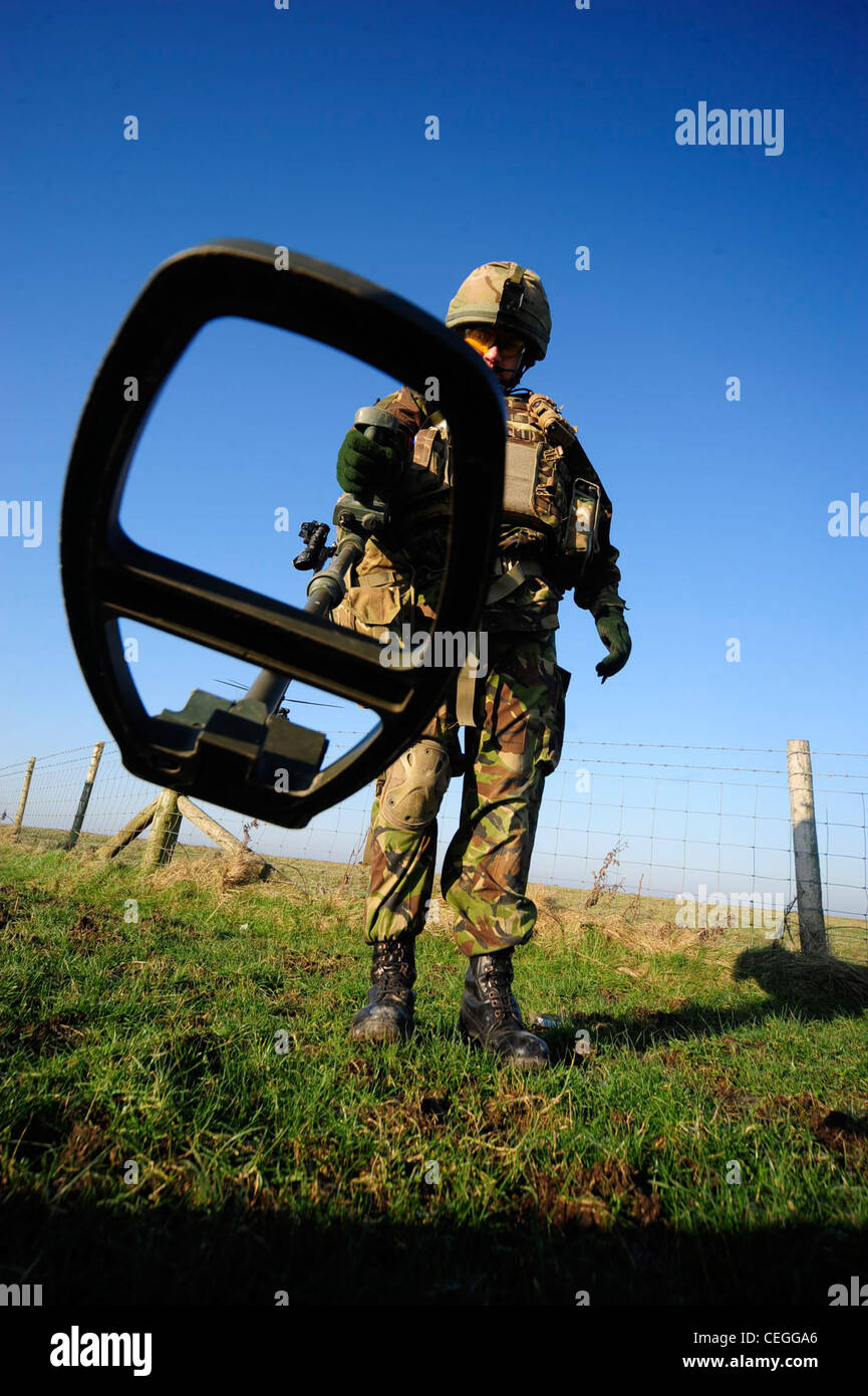 Mine detector british army hi-res stock photography and images - Alamy