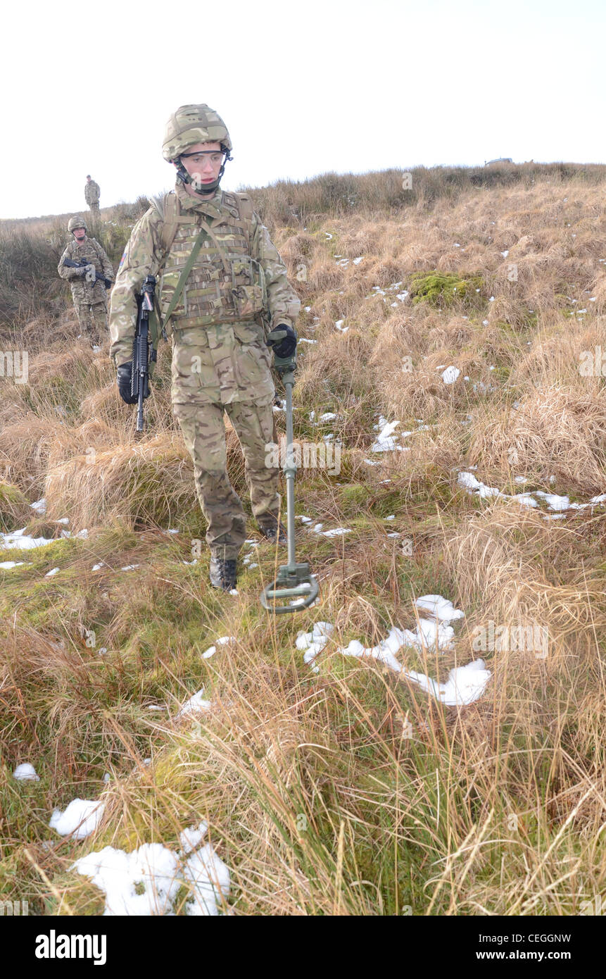 Mine detector british army hi-res stock photography and images - Alamy