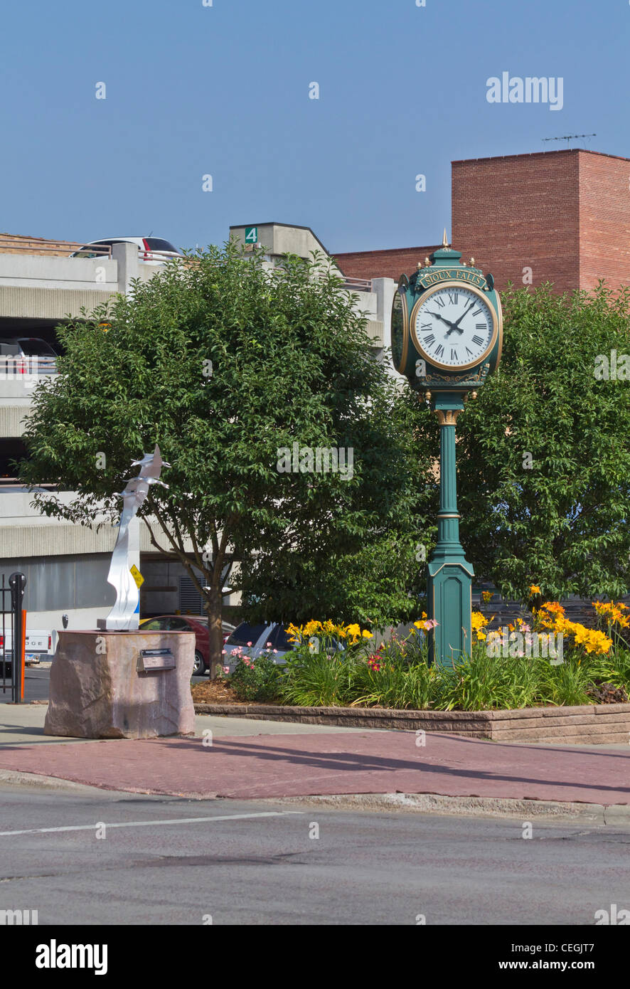 Clock hi res hi-res stock photography and images - Alamy