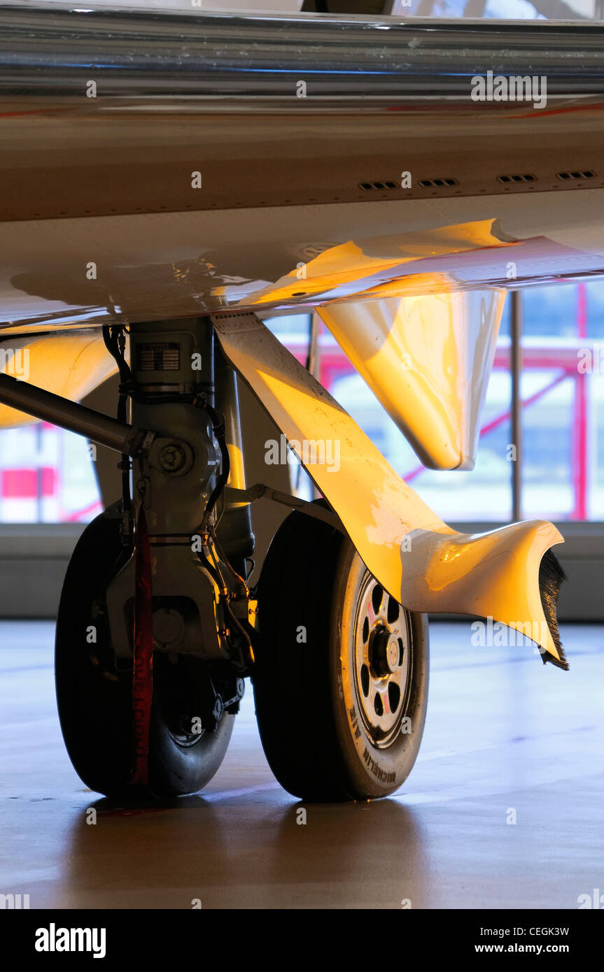 Aircraft main wheel hi-res stock photography and images - Alamy