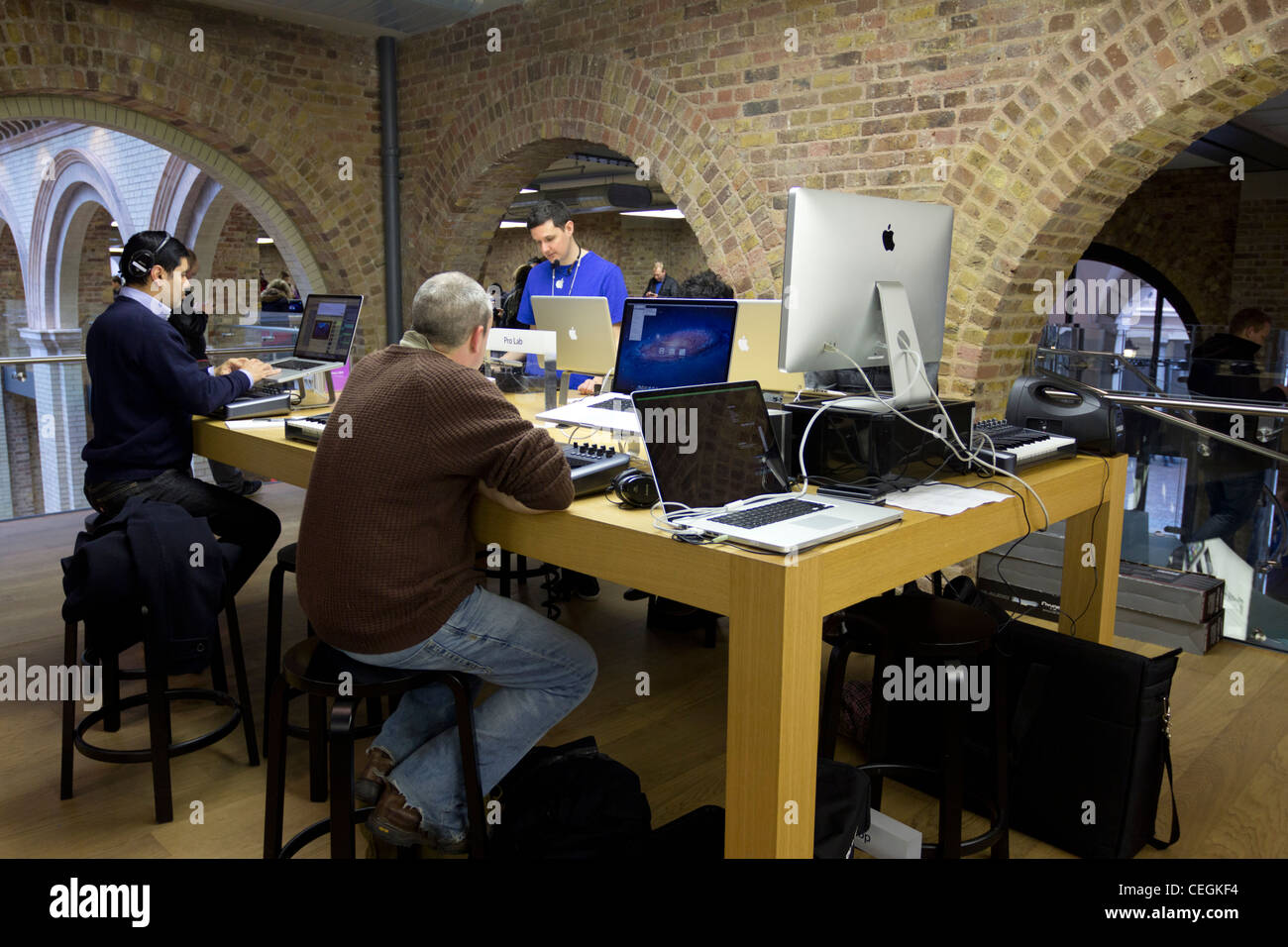 Apple computer store interior hi-res stock photography and images - Alamy
