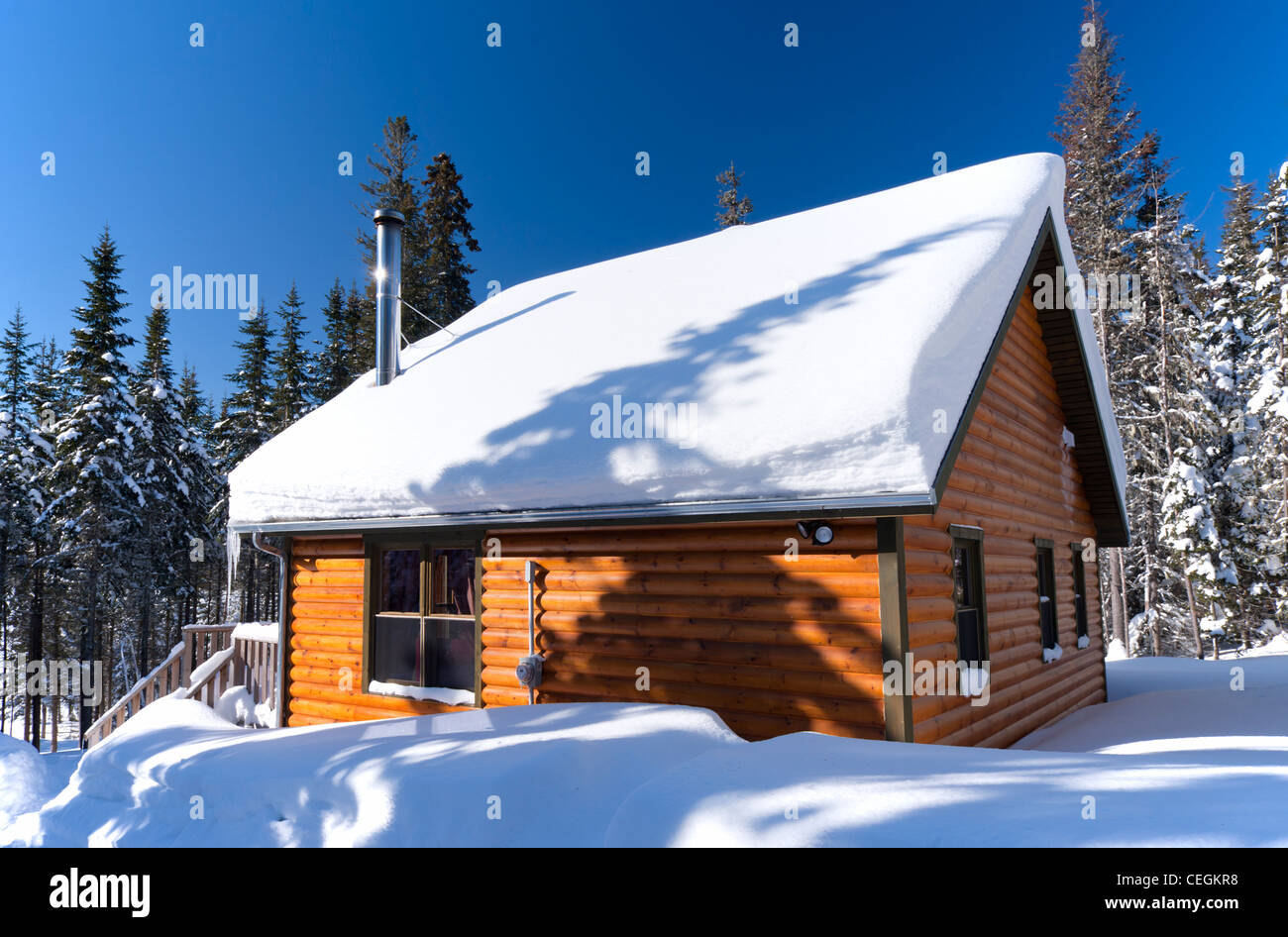 Log cabin in winter Stock Photo - Alamy