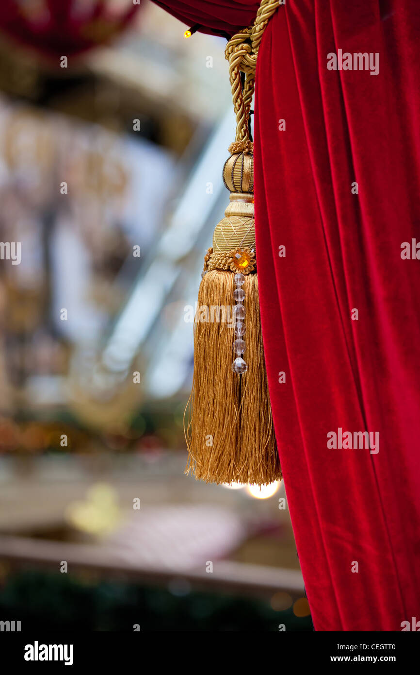 Red curtain gold hi-res stock photography and images - Alamy