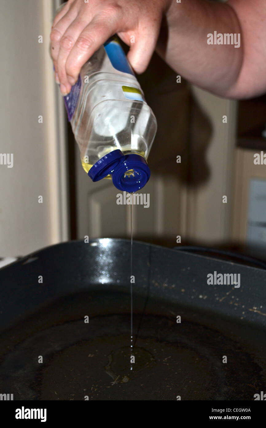Pouring cooking Oil into fry pan Stock Photo - Alamy