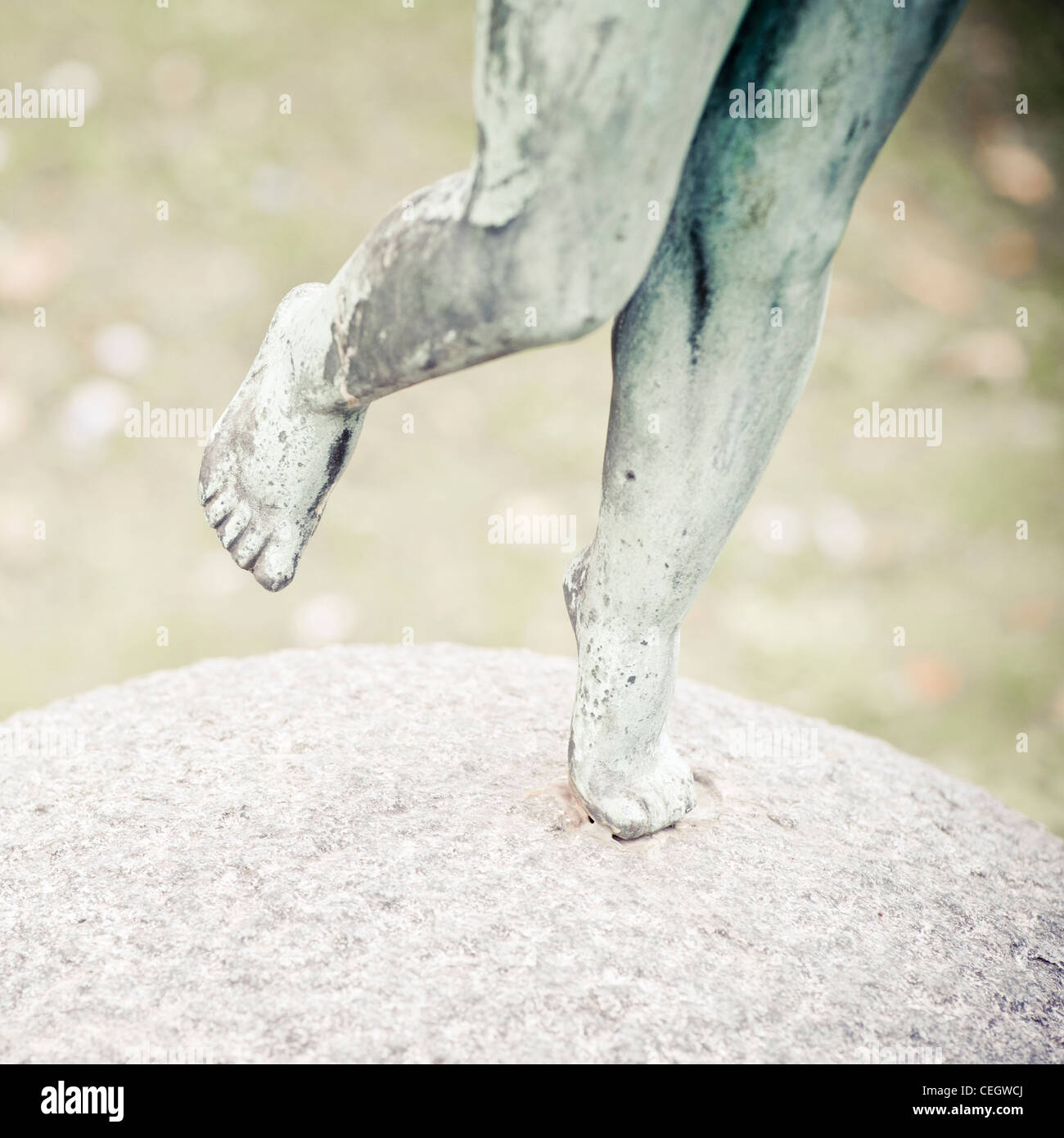 Women balancing statue hi-res stock photography and images - Alamy