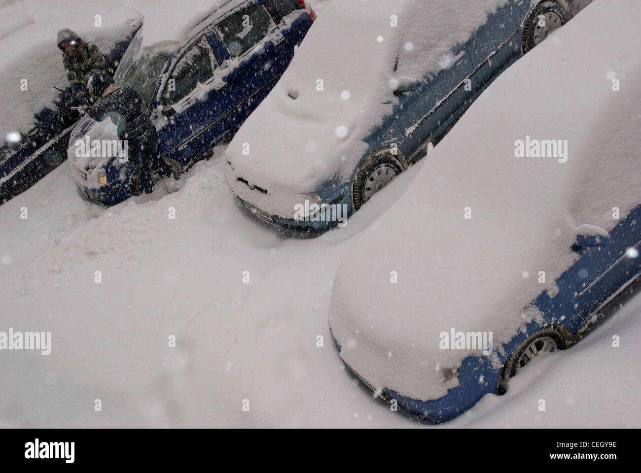 Automobiles in snow men hi-res stock photography and images - Alamy