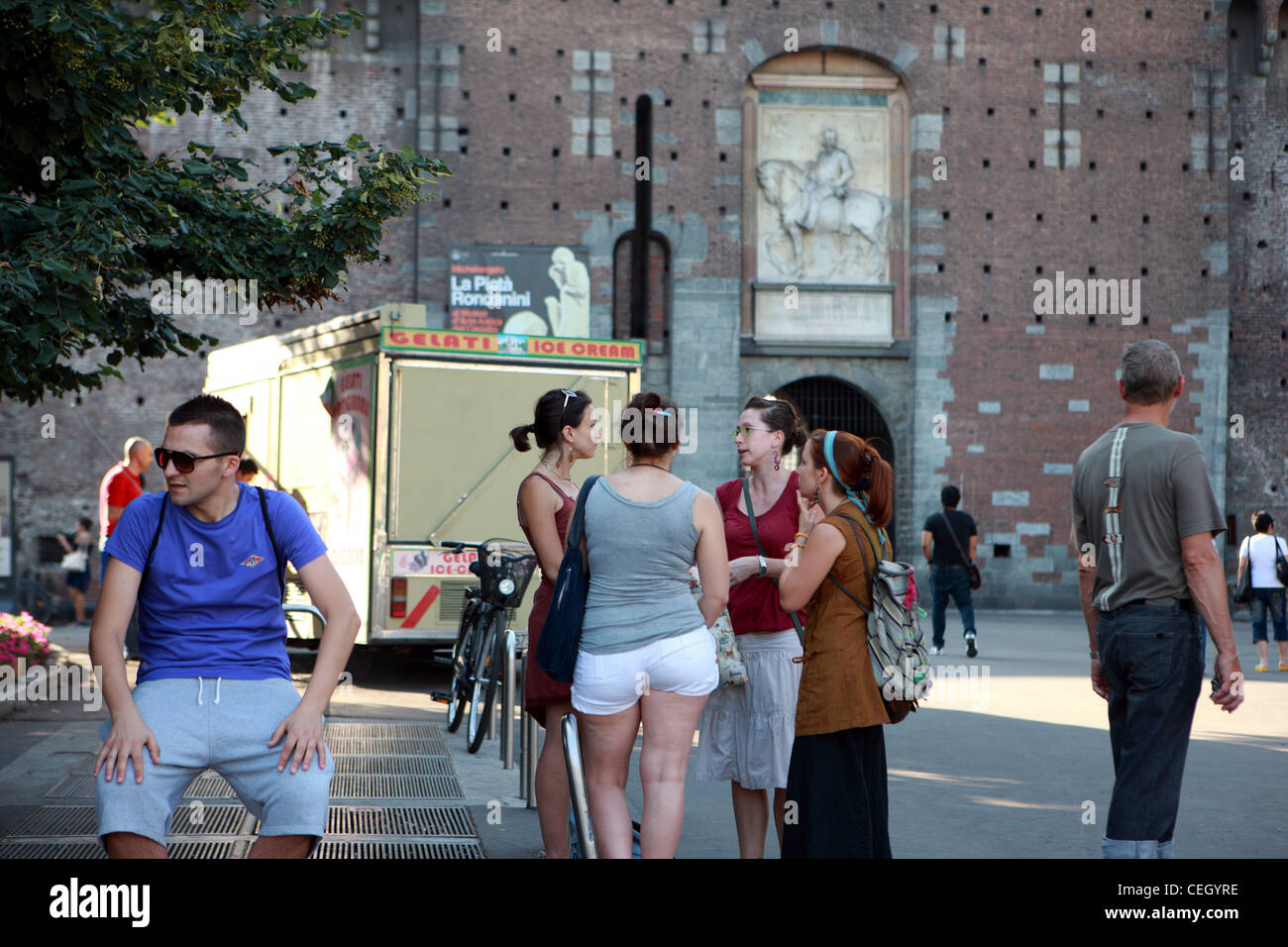 Outside castle hi-res stock photography and images - Alamy